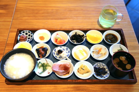 心と体をととのえる！話題の「築地本願寺カフェ Tsumugi（ツムギ）」18品目朝食、実食ルポ | TABIZINE～人生に旅心を～
