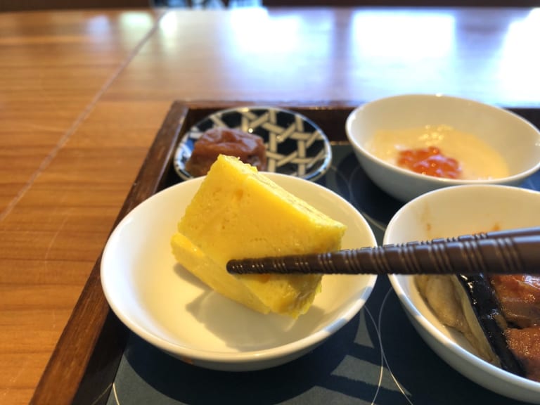 心と体をととのえる！話題の「築地本願寺カフェ Tsumugi（ツムギ）」18品目朝食、実食ルポ | TABIZINE～人生に旅心を～