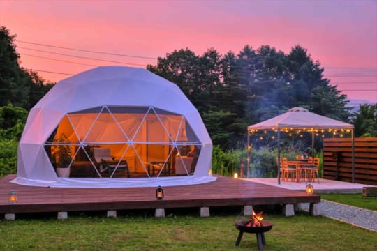 都心から約90分！河口湖で焚き火グランピングを楽しめる「Glamping Resort Varie-ヴァリエ-」 | TABIZINE～人生に旅心を～