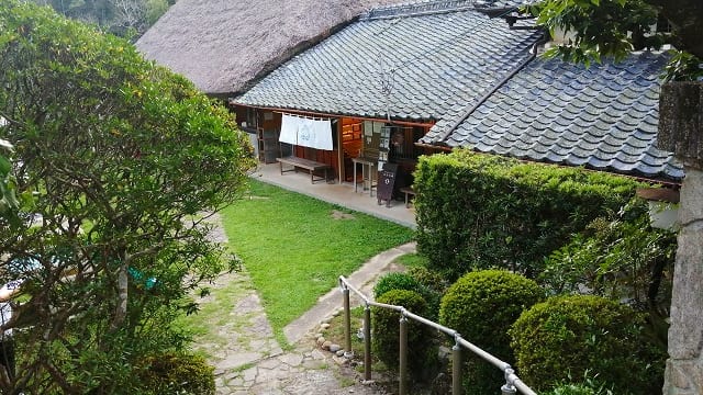 【神戸里山を巡る1日ドライブモデルコース】茅葺屋根の古民家から六甲山の夜景ディナーまで | TABIZINE～人生に旅心を～