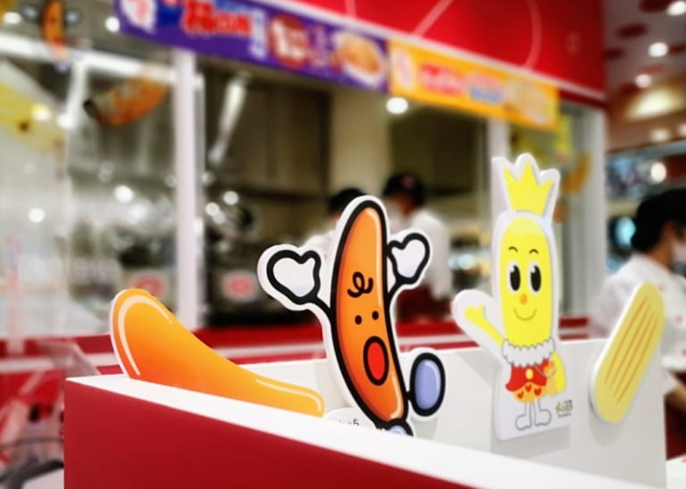 【東京駅限定が続々！】グリコ・亀田・カルビー・森永の新店舗やできたてメニューを体験してみた｜東京おかしランド | TABIZINE～人生に旅心を～