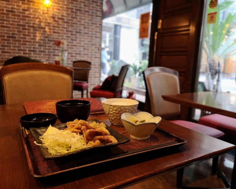 【新宿三丁目カフェ＆バー】異国情緒にまどろむレトロな純喫茶「新宿喫茶りこりす」人気ランチTOP3 | TABIZINE～人生に旅心を～