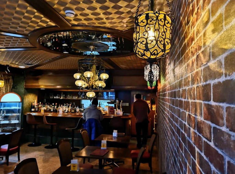 【新宿三丁目カフェ＆バー】異国情緒にまどろむレトロな純喫茶「新宿喫茶りこりす」人気ランチTOP3 | TABIZINE～人生に旅心を～