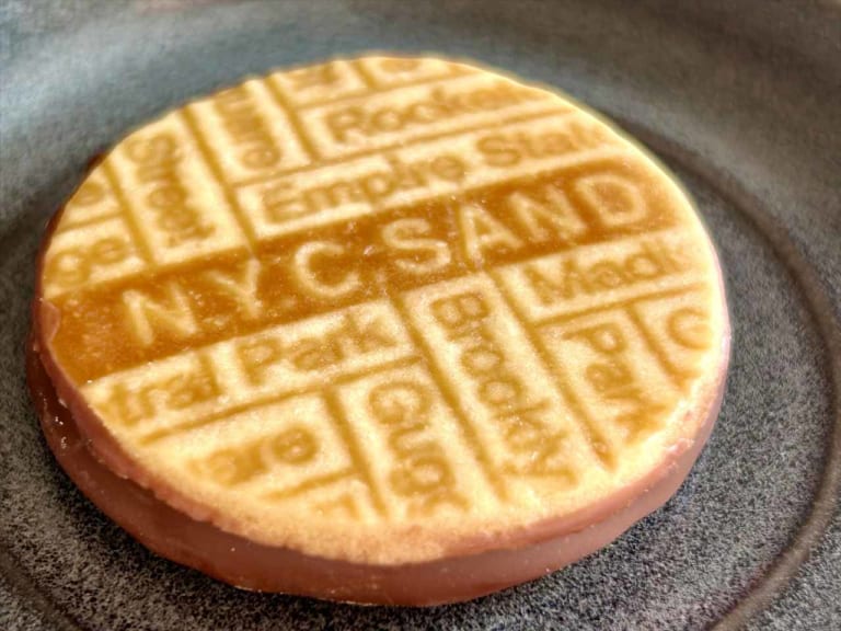 【NYキャラメルサンドはどこで買える？公式通販は？】東京駅や羽田空港限定商品は今もあるの？ | TABIZINE～人生に旅心を～