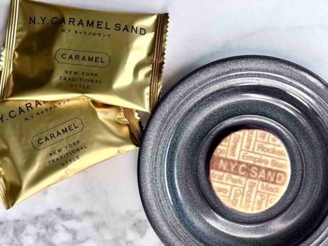 【NYキャラメルサンドはどこで買える？公式通販は？】東京駅や羽田空港限定商品は今もあるの？ | TABIZINE～人生に旅心を～