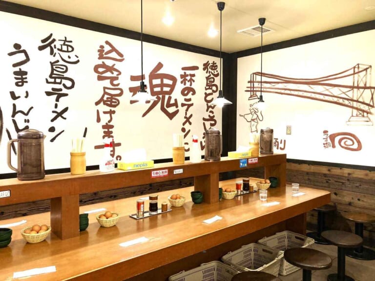 【京都駅ランチ】京都で味わえるこってり徳島ラーメン！「ラーメン東大 京都店」人気メニューTOP3 | TABIZINE～人生に旅心を～