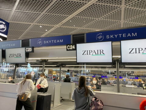 JAL系LCC「ZIPAIR」の乗り心地は？座席・機内食・オリジナルグッズも紹介！ | TABIZINE～人生に旅心を～