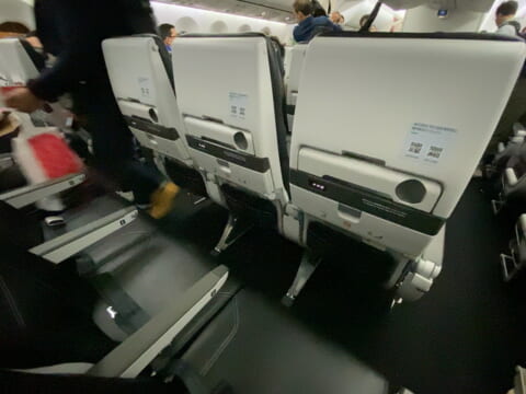 JAL系LCC「ZIPAIR」の乗り心地は？座席・機内食・オリジナルグッズも紹介！ | TABIZINE～人生に旅心を～