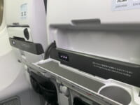 JAL系LCC「ZIPAIR」の乗り心地は？座席・機内食・オリジナルグッズも紹介！ | TABIZINE～人生に旅心を～