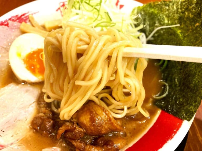【京都駅ランチ】京都で味わえるこってり徳島ラーメン！「ラーメン東大 京都店」人気メニューTOP3 | TABIZINE～人生に旅心を～