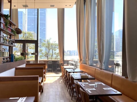 【日本初上陸】ハワイの人気カフェ「ココヘッドカフェ」が丸の内に！食べて飲める“ハワイアン居酒屋” | TABIZINE～人生に旅心を～