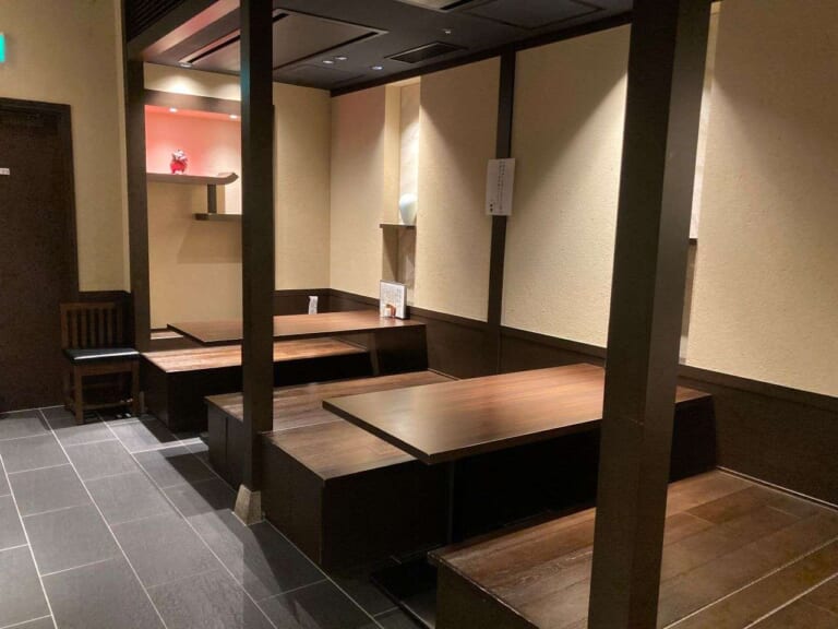 【京都駅ランチ】意外な穴場！新幹線構内で名物にしんそばを味わえる「松葉 京都駅店」人気メニューTOP3 | TABIZINE～人生に旅心を～