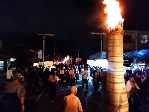 【日本三奇祭】500を超える松明で街が炎に包まれる「吉田の火祭り」に行ってみた | TABIZINE～人生に旅心を～