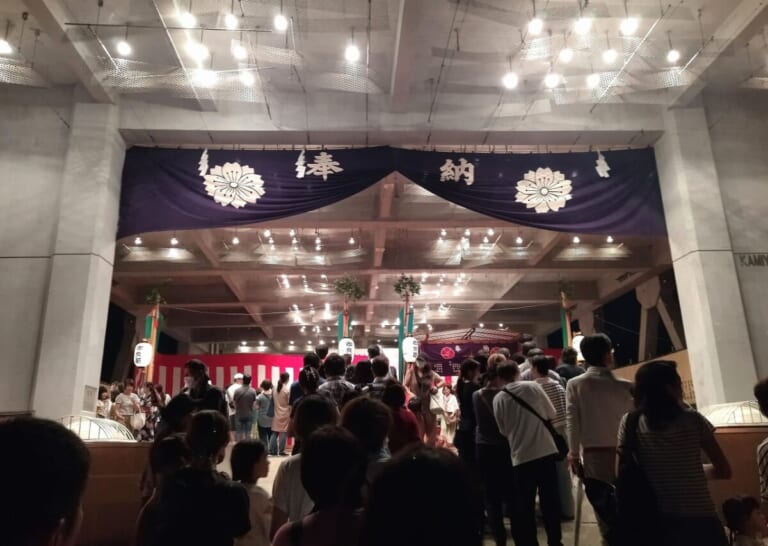 【日本三奇祭】500を超える松明で街が炎に包まれる「吉田の火祭り」に行ってみた | TABIZINE～人生に旅心を～