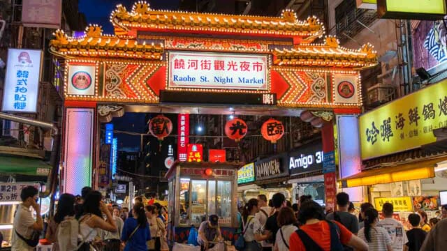 【台湾夜市おすすめ7選！すべて2023年現地取材】ミシュランの胡椒餅からディープな絶品B級グルメまで | TABIZINE～人生に旅心を～
