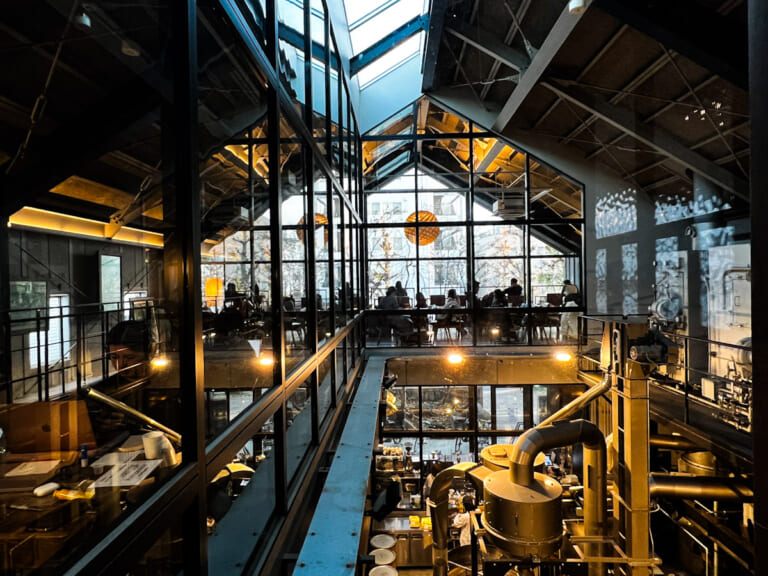 【SNSで話題の「Factory ＆ Labo 神乃珈琲」に行ってみた！】焙煎室を持つ開放感満点の無機質カフェ｜学芸大学 | TABIZINE～人生に旅心を～