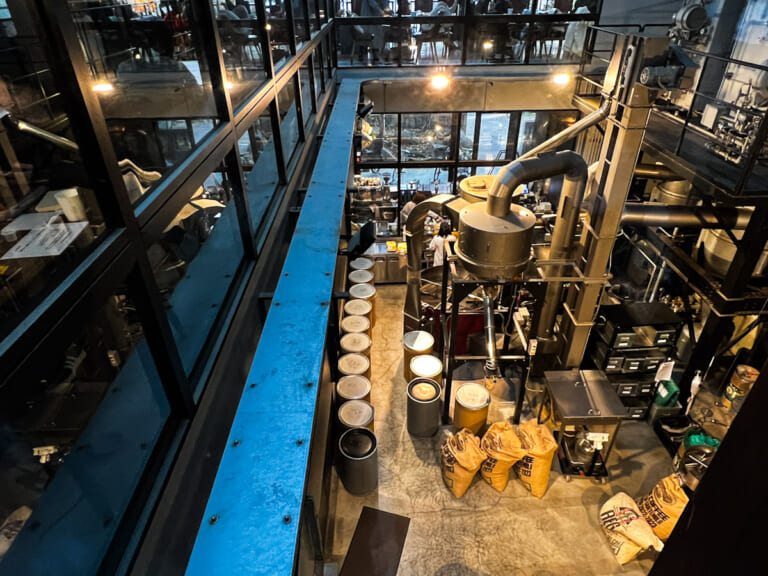 【SNSで話題の「Factory ＆ Labo 神乃珈琲」に行ってみた！】焙煎室を持つ開放感満点の無機質カフェ｜学芸大学 | TABIZINE～人生に旅心を～