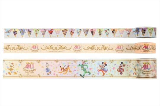 【東京ディズニーリゾート40周年新作グッズ＆お菓子35選】1月23日発売！グランドフィナーレの祝祭感あふれるアイテムたち | TABIZINE～人生に旅心を～