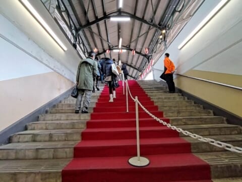 【速報】駅のホームで「こたつでおでん酒」が楽しめる！？JR両国駅の幻の3番ホームが大衆酒場になっている！ | TABIZINE～人生に旅心を～