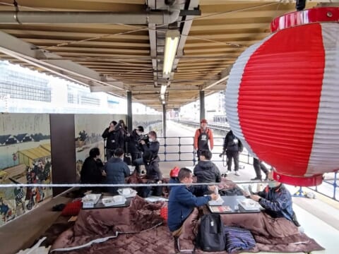 【速報】駅のホームで「こたつでおでん酒」が楽しめる！？JR両国駅の幻の3番ホームが大衆酒場になっている！ | TABIZINE～人生に旅心を～