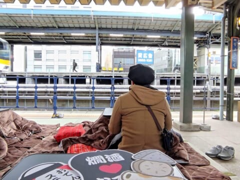 【速報】駅のホームで「こたつでおでん酒」が楽しめる！？JR両国駅の幻の3番ホームが大衆酒場になっている！ | TABIZINE～人生に旅心を～