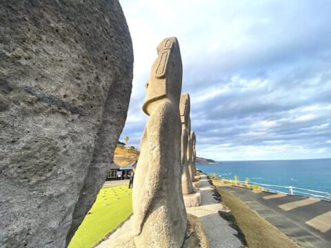【宮崎県の絶景観光スポット】海沿いにモアイ像が並ぶ開運パワースポット！サンメッセ日南 | TABIZINE～人生に旅心を～