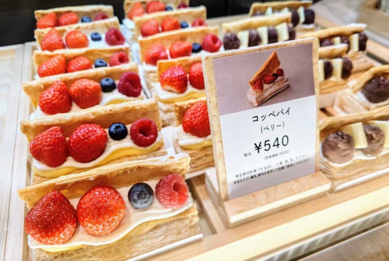 【東京駅スイーツ・お土産】片手でサクッと豪快にほおばって！ユーハイムから誕生したパイ専門店「ゆーパイむ」イートインOK！ | TABIZINE～人生に旅心を～