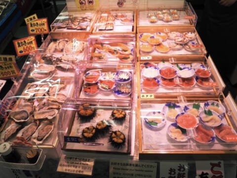 【青森・八戸市「八食センター」の楽しみ方】おすすめランチの海鮮丼からレア土産まで｜JR八戸駅から100円バスで行ける！ | TABIZINE～人生に旅心を～