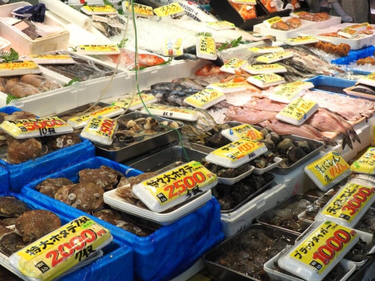 【青森・八戸市「八食センター」の楽しみ方】おすすめランチの海鮮丼からレア土産まで｜JR八戸駅から100円バスで行ける！ | TABIZINE～人生に旅心を～