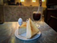 分厚いトーストが名物の小さな 純喫茶「珈琲 王城」【東京レトロ喫茶モーニング】 | TABIZINE～人生に旅心を～