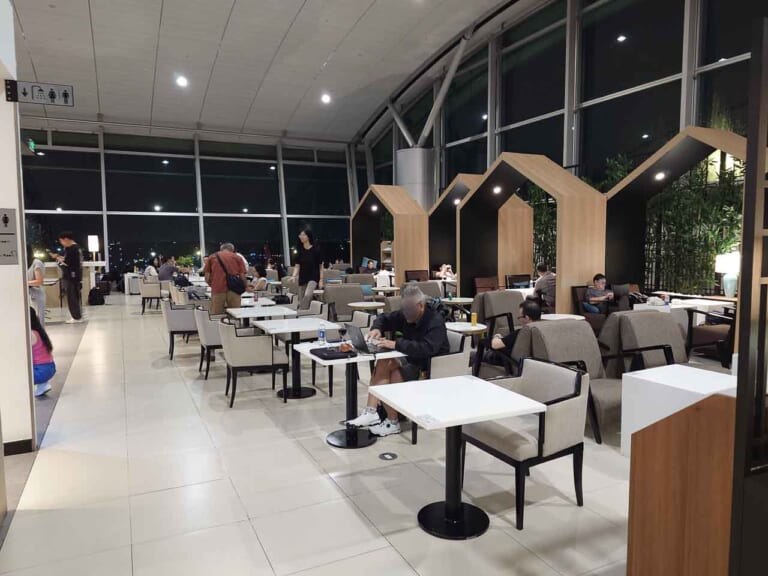 【機内食＆搭乗ルポ！】ベトナム航空ビジネスクラスの快適アメニティに快眠・旨飯フライトでホーチミンへ | TABIZINE～人生に旅心を～