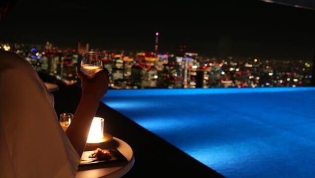【トワイライトタイムが美しい！東京絶景インフィニティプール】期間限定「TOKYO NODE SKY GARDEN」現地ルポ｜虎ノ門ヒルズ ステーションタワー | TABIZINE～人生に旅心を～