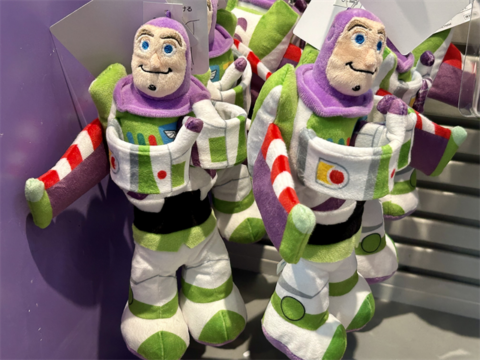 【東京ディズニーランド】無料でもらえる限定シール！入手方法は？「バズ・ライトイヤーのアストロブラスター」グッズ情報も | TABIZINE～人生に旅心を～