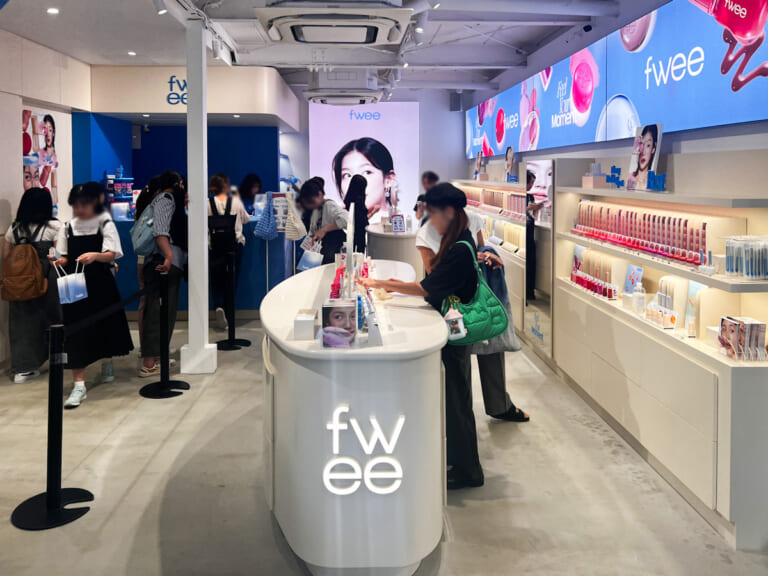 人気韓国コスメ「fwee」が新大久保にフラッグシップストアをオープン！可愛すぎる「fwee Agit Tokyo」に潜入ルポ | TABIZINE～人生に旅心を～