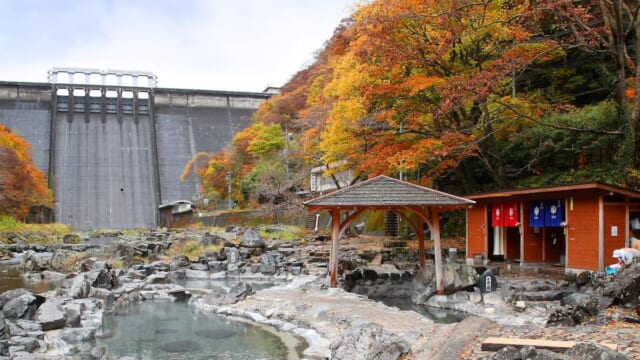 【24時間無料！混浴露天風呂「砂湯」を女性目線で体験レビュー】入り方のルールから湯浴み着情報まで｜岡山県・湯原温泉 | TABIZINE～人生に旅心を～