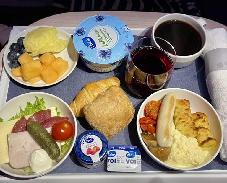 【フィンエアー機内食＆搭乗ルポ】快適すぎるプレエコ・業界初の革新的ビジネスクラスシートがすごい | TABIZINE～人生に旅心を～