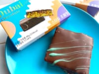 【韓国CUのドバイチョコレート食べてみた！】通販で買える！砕いたピスタチオがザクザク食感 | TABIZINE～人生に旅心を～