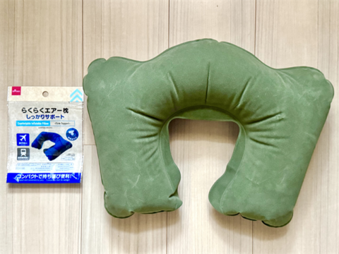 【ダイソーの100円ネックピロー】コンパクトな「らくらくエアー枕」の使い心地は？｜旅ライターの裏技・愛用品教えます | TABIZINE～人生に旅心を～