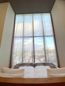 天空の隠れ家ホテル！沖縄・那覇の空に浮かぶ特別席｜HOTEL STRATA NAHA「パノラマスイート」で叶える休日 | TABIZINE～人生に旅心を～