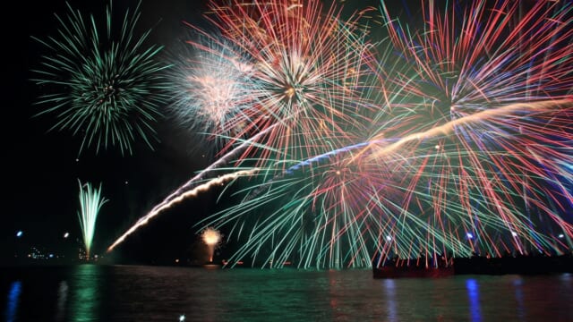 【淡路島・福良湾で約500発の海上花火】一夜限りの特等席「フクラリエ花火クルーズ」11月16日開催 | TABIZINE～人生に旅心を～