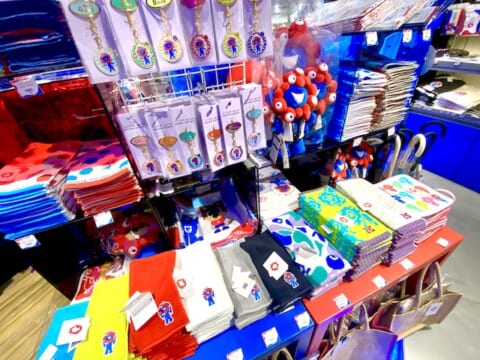 【ミャクミャク様グッズ18選】新大阪駅で買える！「2025大阪・関西万博オフィシャルストア」 | TABIZINE～人生に旅心を～